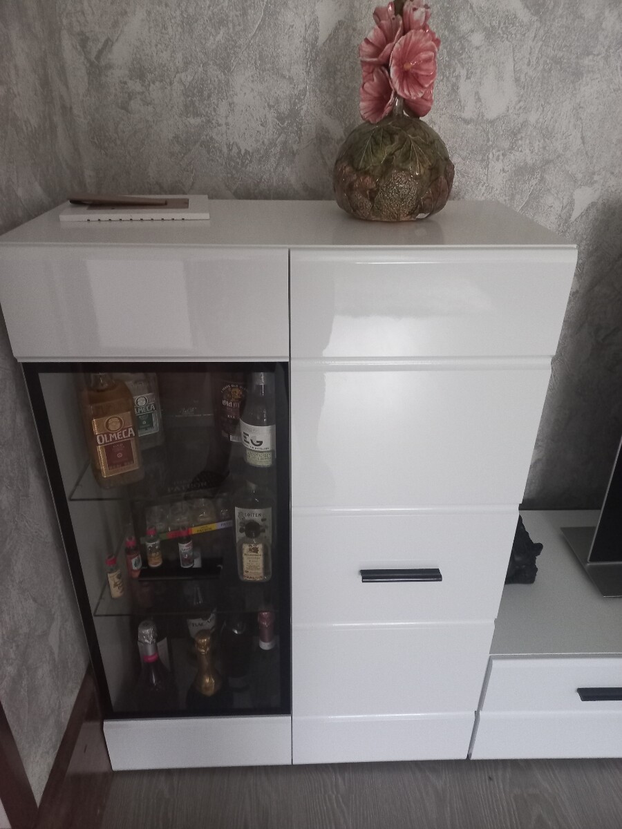 Комод со стеклянными полками белый глянец «Йорк» - купить за 14006 руб ...